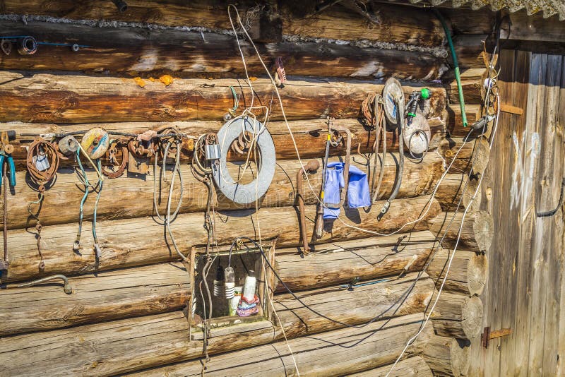 Cosas Innecesarias En La Pared Imagen de archivo - Imagen de metal ...