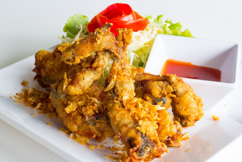 Cosce di rana croccanti fotografia stock. Immagine di pomodori - 42985160