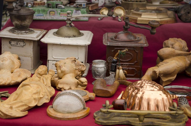 Vecchie cose antiche fotografia stock. Immagine di marrone - 29174448