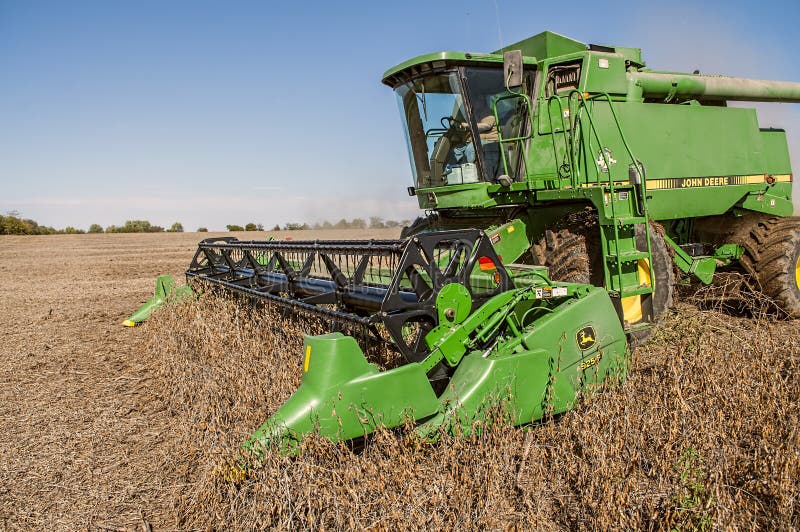 Cosecha Combinada De La Soja Fotografía editorial - Imagen de alimento ...