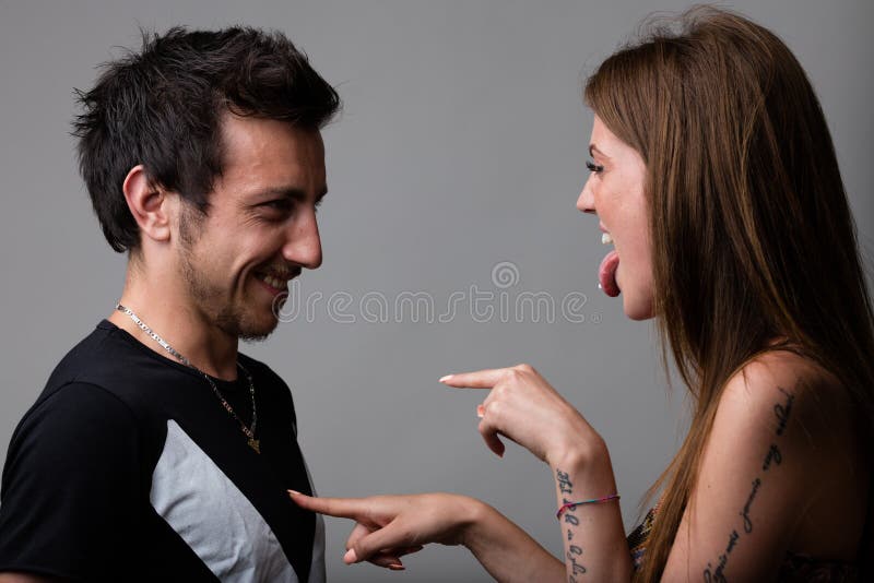 Cosecha De La Mujer En Su Bromear Del Novio Foto de archivo - Imagen de ...