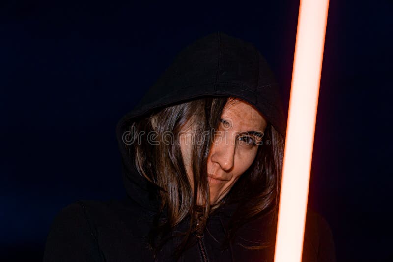 Cosplayer-Frau Mit LED-Lichtschwert Stockbild - Bild von kaukasisch ...