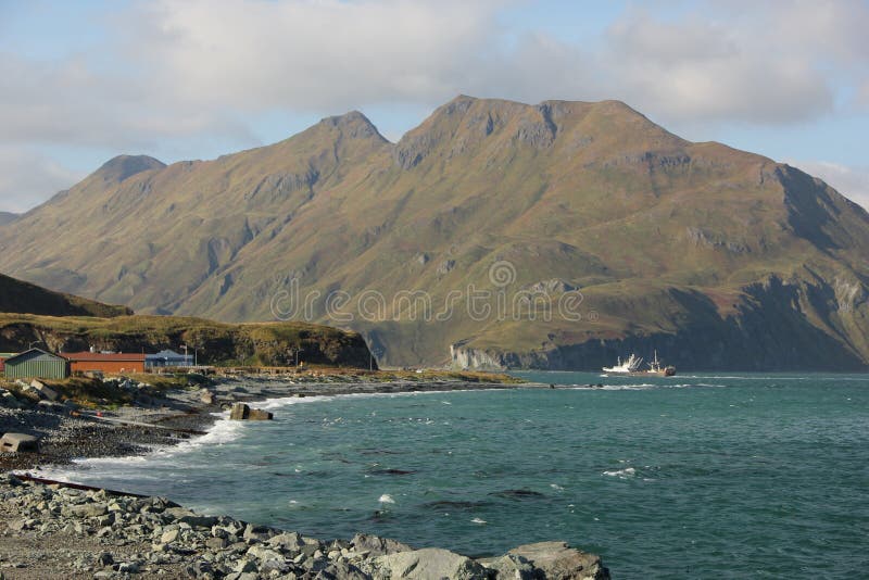 Costa De Las Islas Aleutianas Isla Unalaska La Gran Roca Es La Roca Del ...