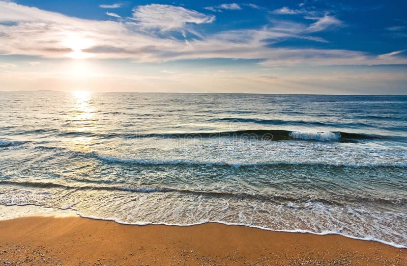 Costa arenosa com pedras foto de stock. Imagem de areia - 185817390