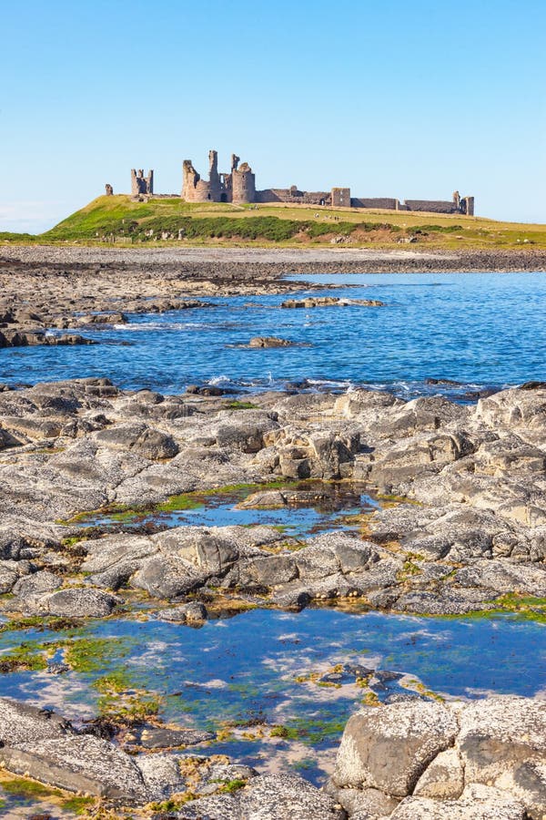 Castelo De Dunstanburgh Em Northumberland, Inglaterra Foto de Stock ...