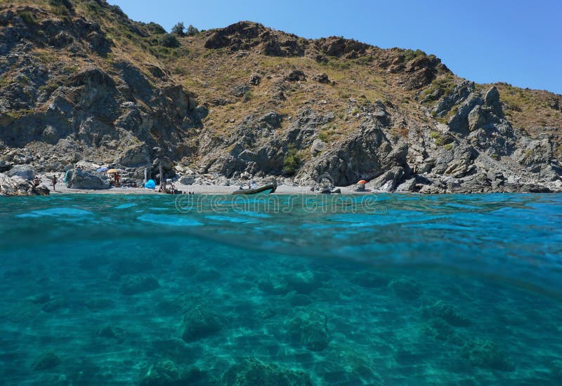 Costa E Sabbia Rocciose Con Il Mare Subacqueo Delle Rocce Fotografia ...
