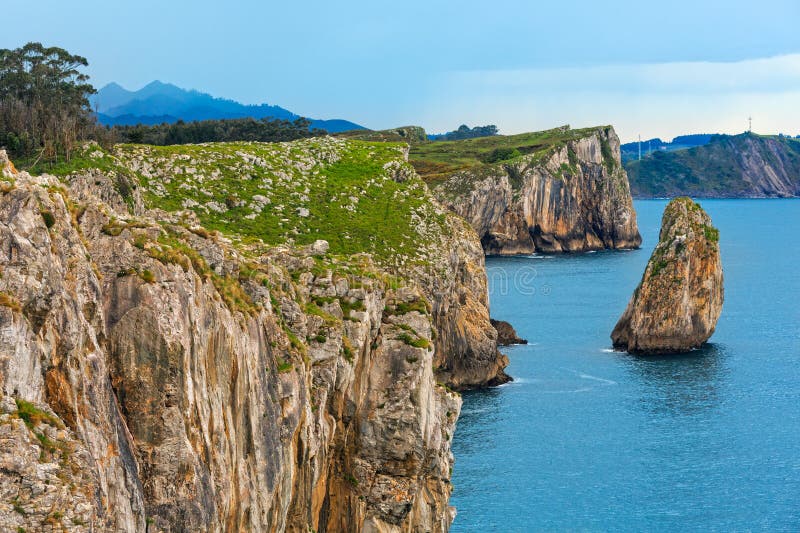 Costa Rocciosa Del Golfo Di Biscaglia, Spagna Immagine Stock - Immagine ...