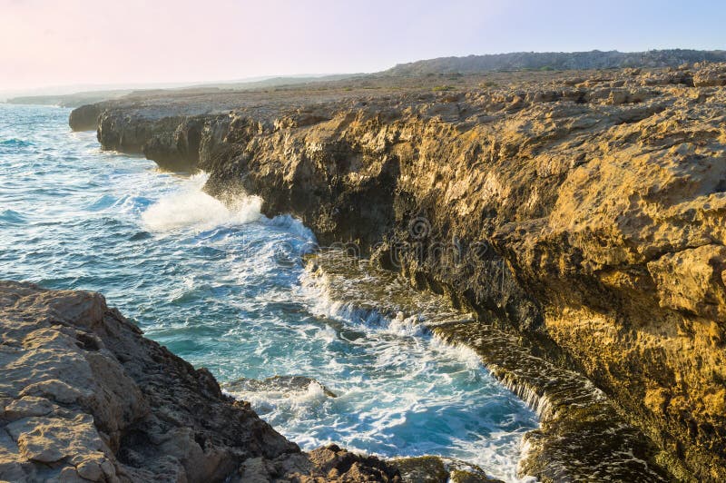 A costa rochosa imagem de stock. Imagem de pedra, dourado - 48730649
