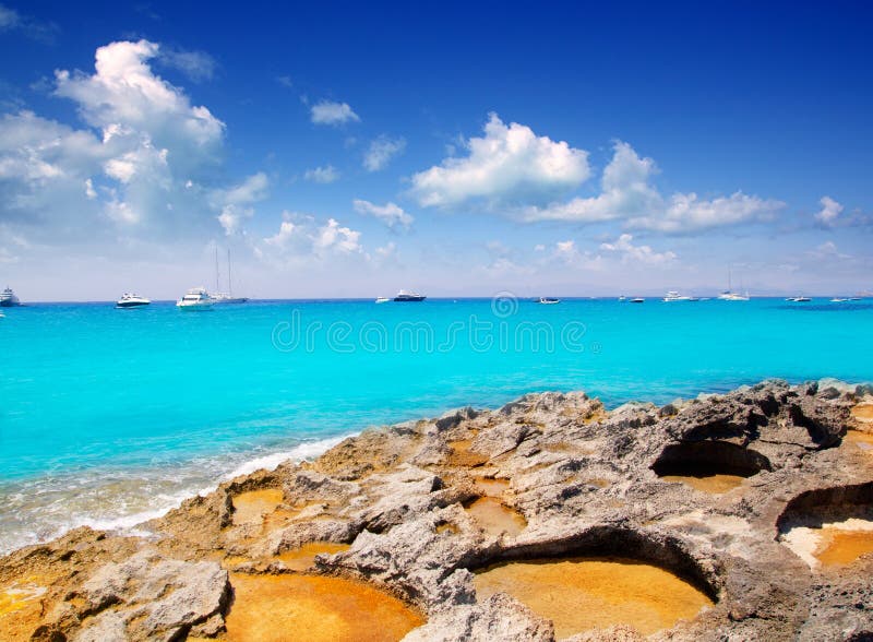 Costa Rochosa Do Mar De Turquesa De Formentera Imagem de Stock - Imagem ...