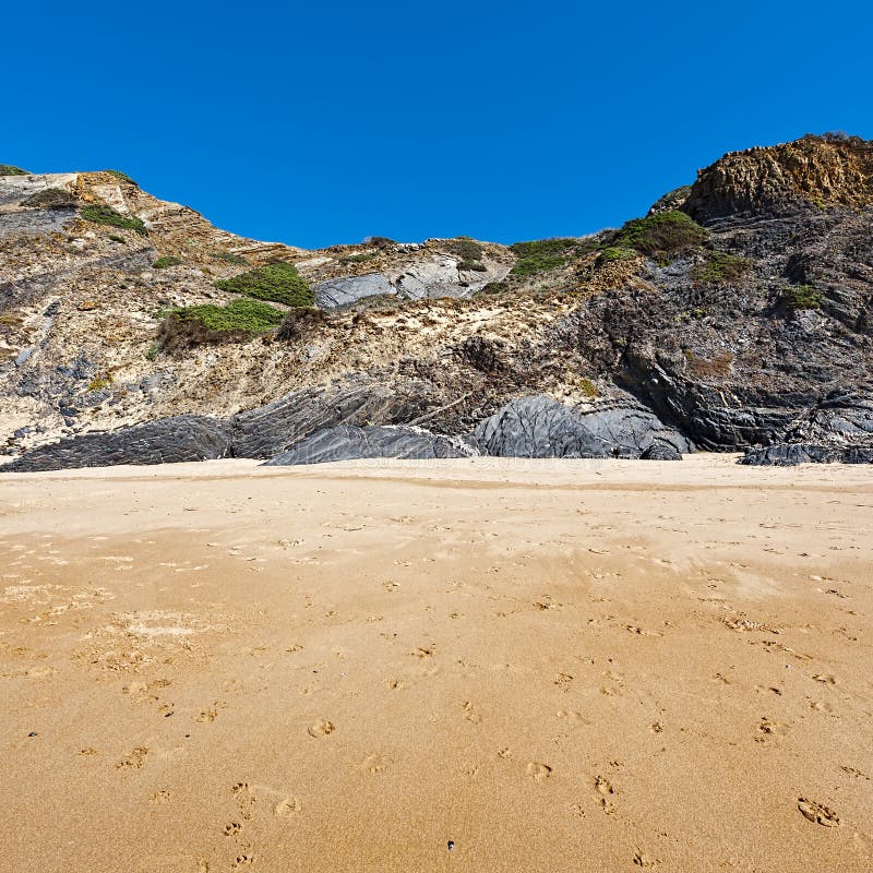 Costa rochosa em Portugal imagem de stock. Imagem de paisagem - 99810211