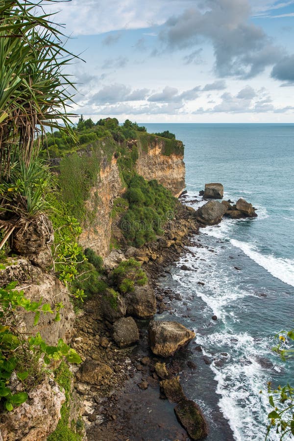 Costa Rochosa Perto Da Praia De Timang Em Java Foto de Stock - Imagem ...