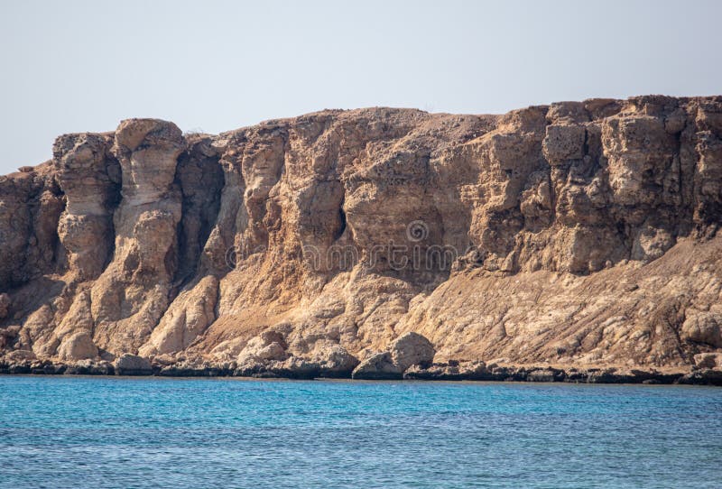 Costa Rocosa De Una Isla En El Mar Rojo Foto de archivo - Imagen de ...