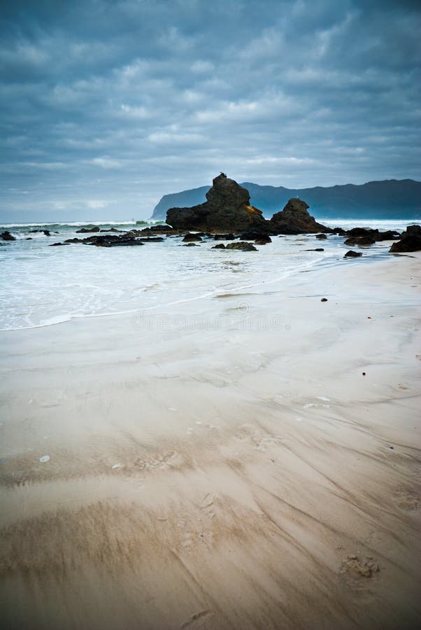 Costa tempestuosa foto de archivo. Imagen de salvaje - 17037548