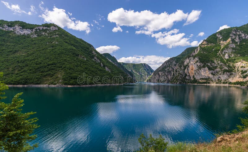 Costas Rochosas Do Lago Piva, Reflexão Foto de Stock - Imagem de curso ...