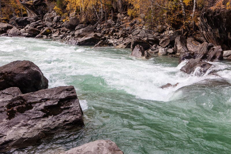 Costas Rochosas Do Rio Da Montanha Foto de Stock - Imagem de caduco ...