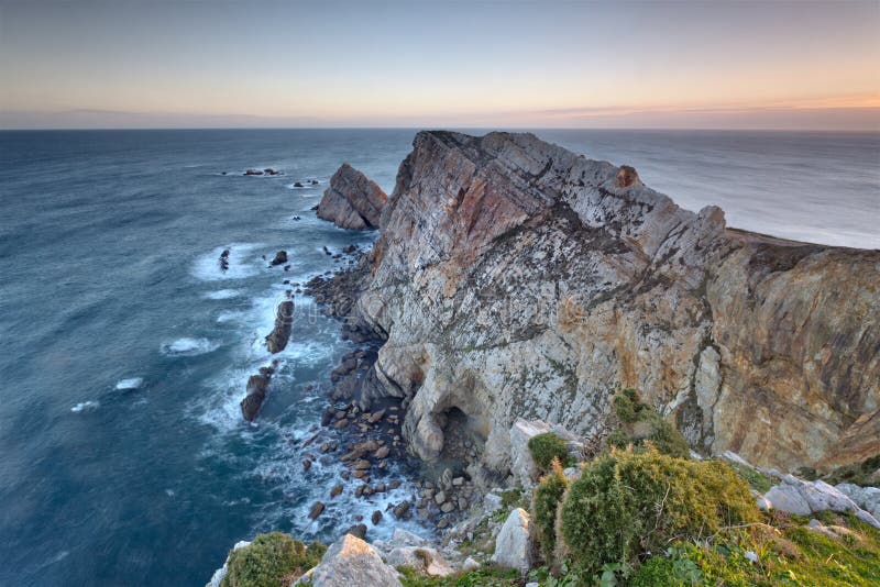 Las costas rocosas foto de archivo. Imagen de onda, verano - 30172966