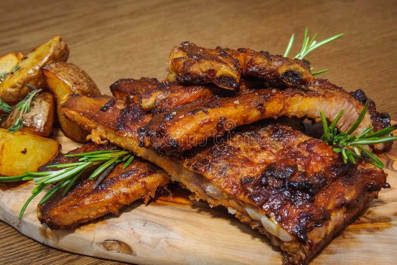 Costole Arrostite Con Le Erbe Fotografia Stock - Immagine di dieta ...