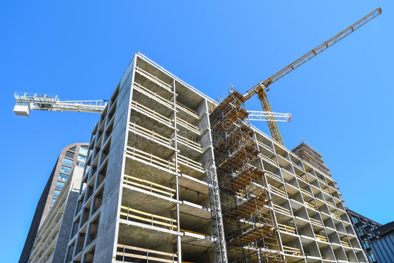 Costruzione Di Edifici, Gru, Cielo Blu Senza Nuvole Immagine Stock ...