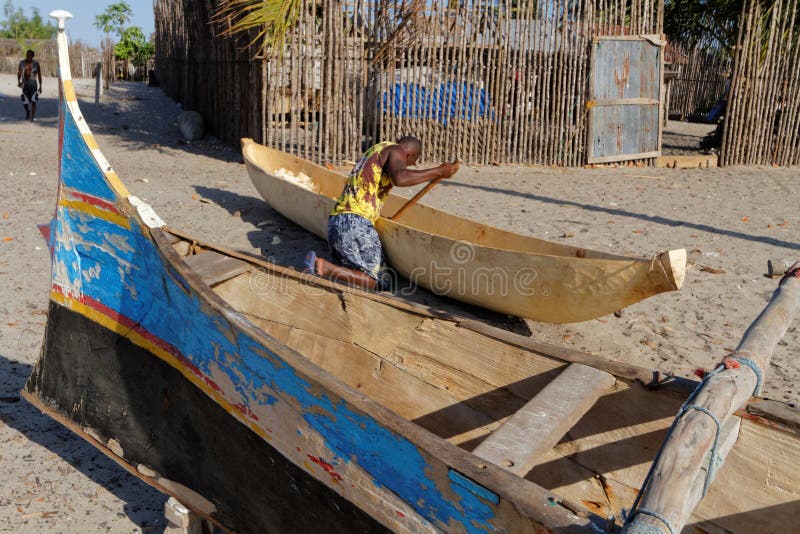 Una piroga sulla spiaggia fotografia editoriale. Immagine di pesca ...
