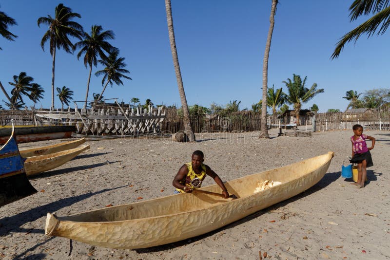 Una piroga sulla spiaggia fotografia editoriale. Immagine di pesca ...