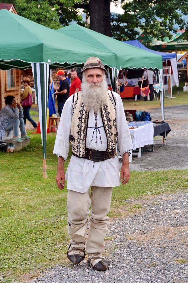 Vecchi Costumi Pieghi Rumeni Tradizionali Per Area Di Bistrita-Nasaud ...