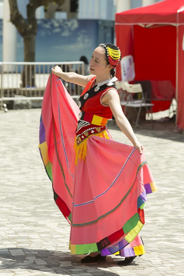 Costumes Traditionnels Chinois Image éditorial - Image du gens ...