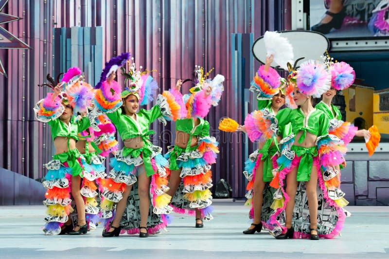 Costumi Della Samba Dei Bambini Immagine Stock Editoriale - Immagine ...