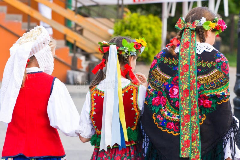 Donne In Costumi Polacchi Di Danza Popolare Fotografia Editoriale ...