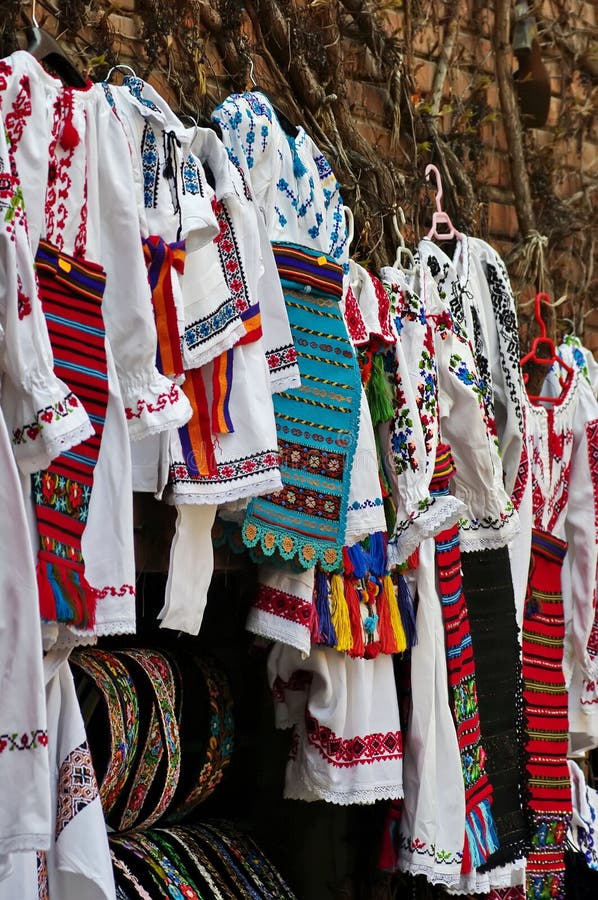 Ballo Tradizionale Rumeno Con I Costumi Specifici Fotografia Stock ...