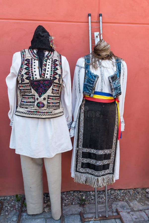 Costumi Rumeni Tradizionali Immagine Stock - Immagine di fare, coltura ...