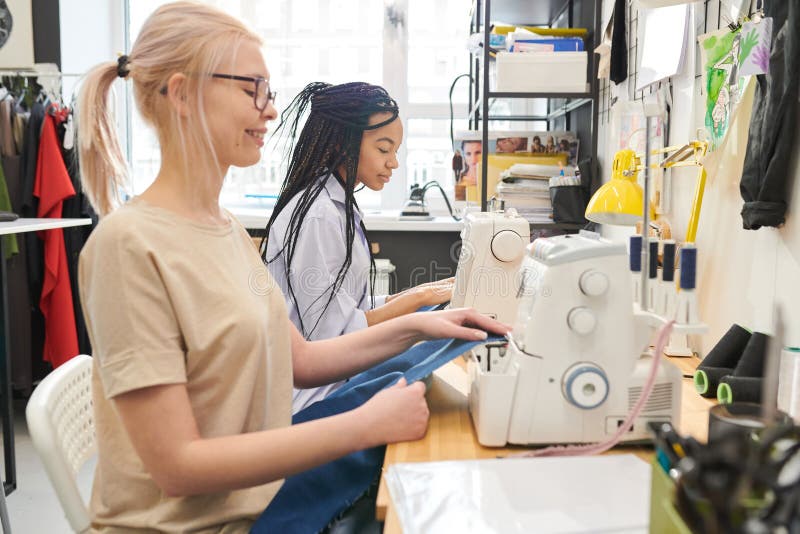 Costureiras Que Trabalham Na Oficina Imagem de Stock - Imagem de loja ...