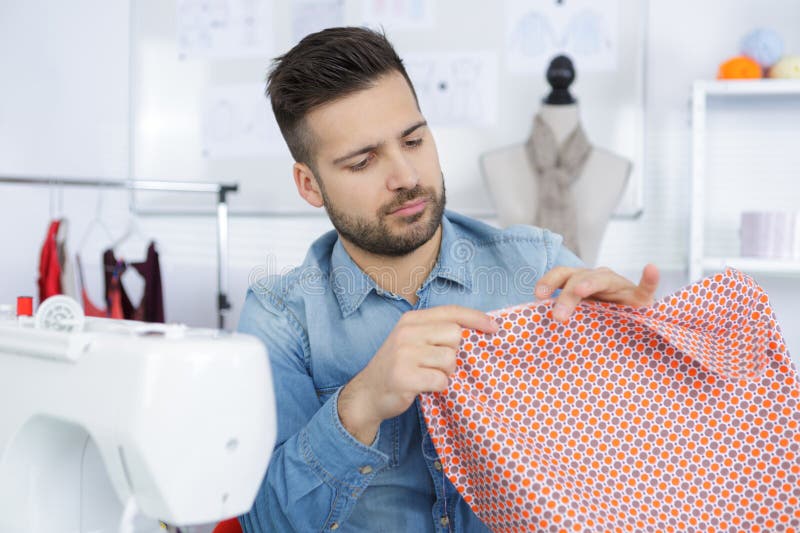 Costurero Masculino En El Trabajo Imagen de archivo - Imagen de hilo ...