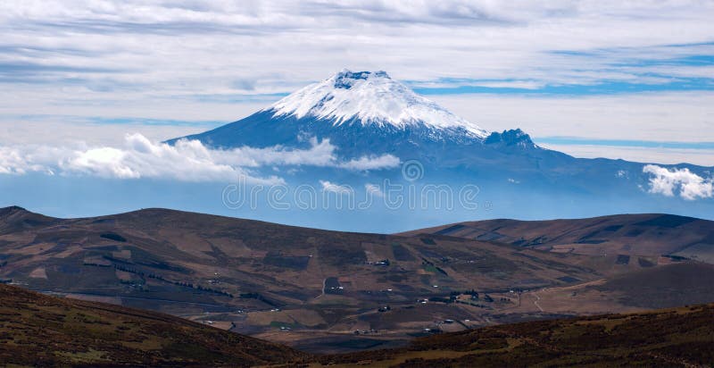Cotopaxi-Vulkan über Der Hochebene, Anden Von Ecuador Stockfoto - Bild ...