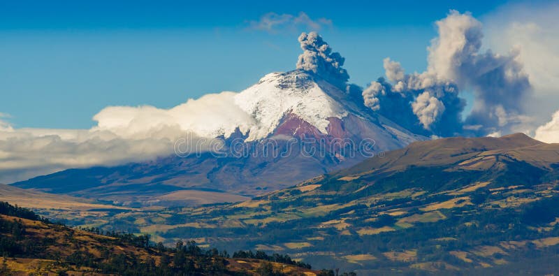 Cotopaxi-Vulkan in Ecuador stockbild. Bild von gletscher - 15790389