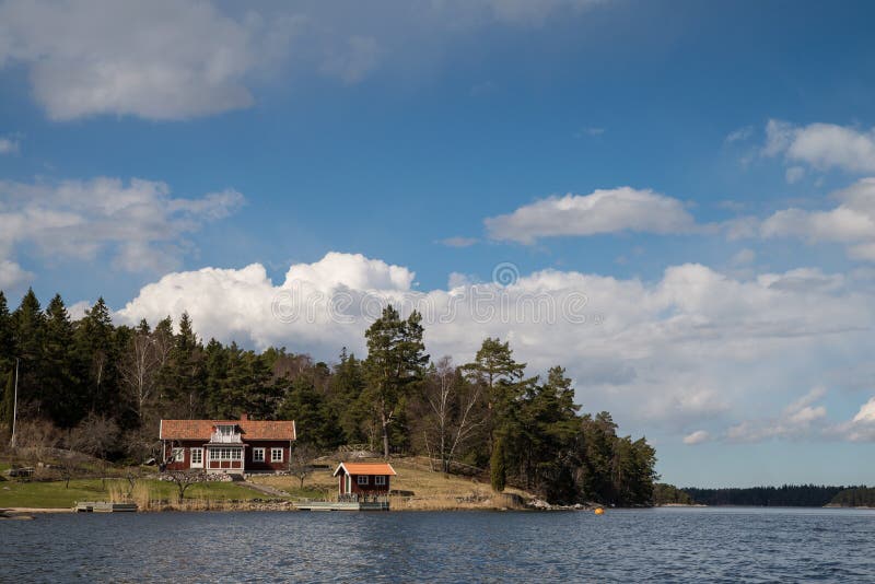 Cottage Svedese Vicino Al Mare Fotografia Stock - Immagine di cielo ...