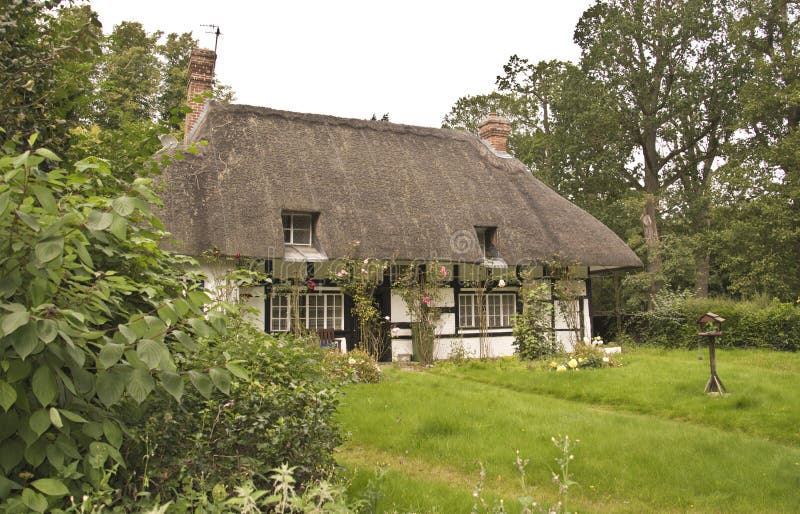 Cottage Tradizionale Del Tetto Thatched Immagine Stock - Immagine di ...