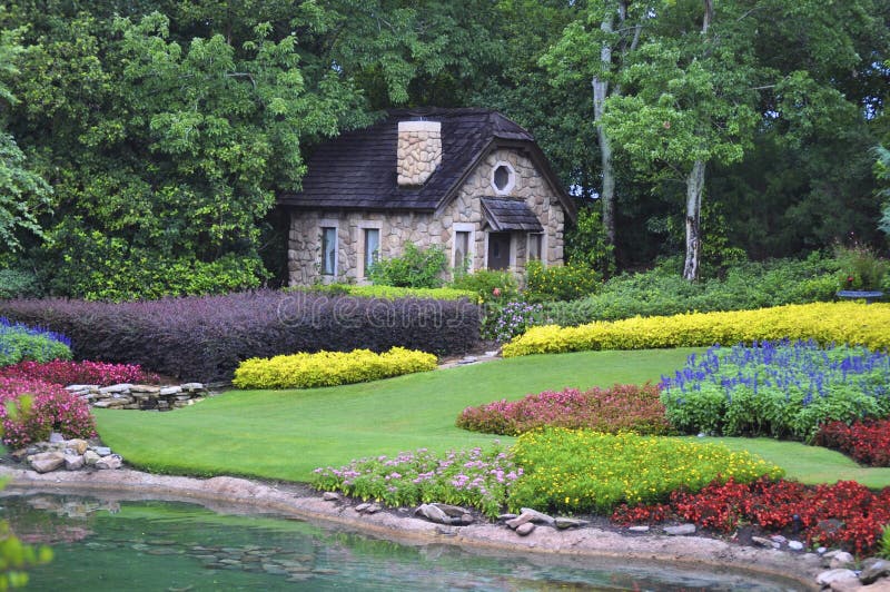 Cottage in the woods stock photo. Image of quiet, cottage - 25248228