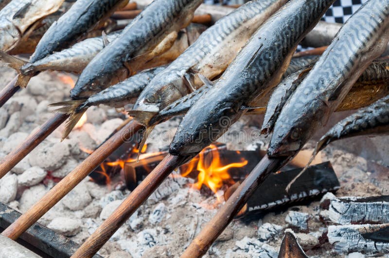 Cottura del pesce immagine stock. Immagine di nero, chiusura - 37904949