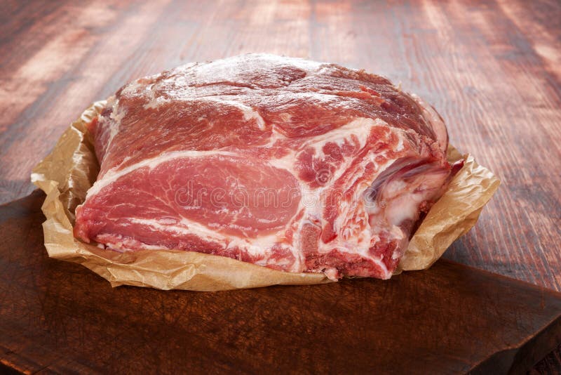 Cou frais de porc image stock. Image du above, rustique - 52128177