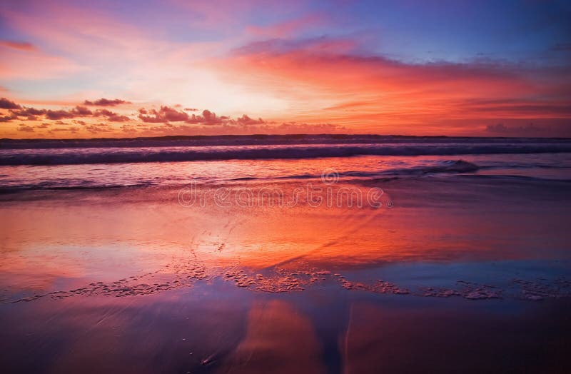 Coucher Du Soleil Dans Le Paradis Photo stock - Image du hawaï, sable ...