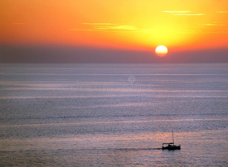 Coucher Du Soleil Romantique Avec Le Sillouette De Bateau Image stock ...