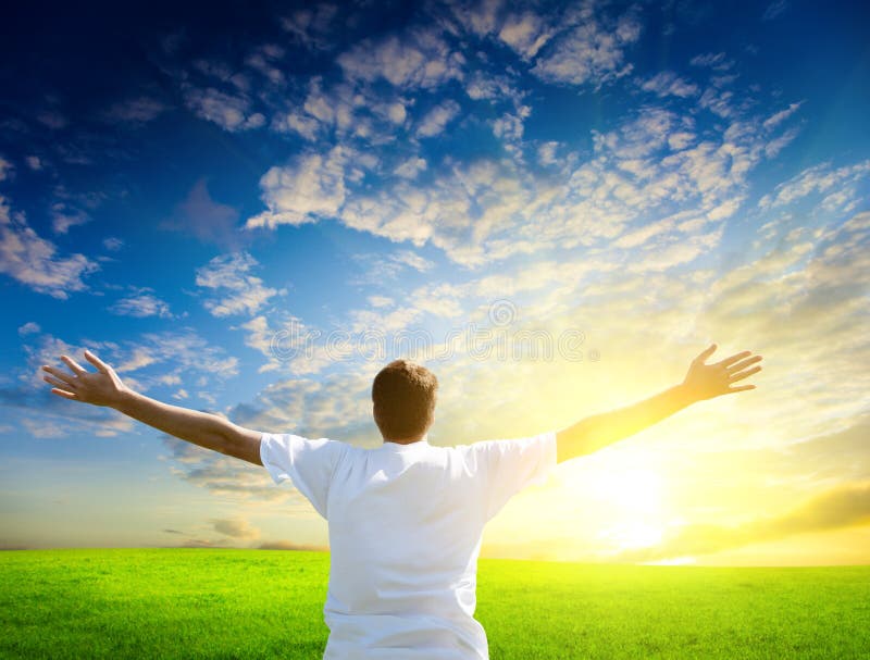 Coucher Du Soleil Et Homme Heureux Image stock - Image du heureux ...