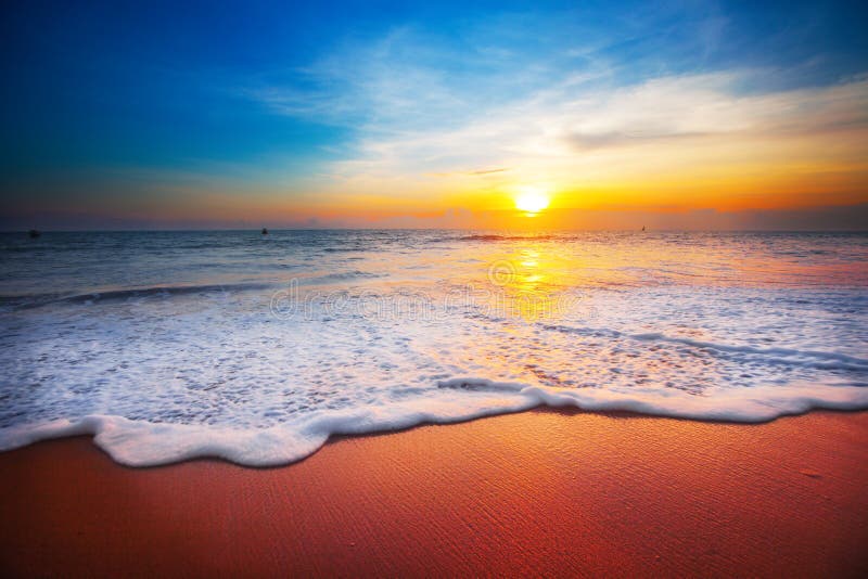 Coucher du soleil et mer photo stock. Image du crépuscule - 107034456