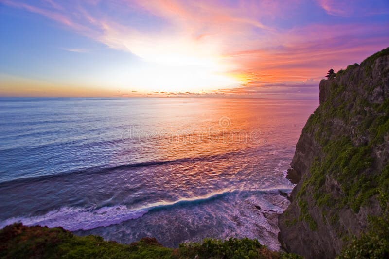 Coucher Du Soleil Par Une Falaise Image stock - Image du surfer, été ...