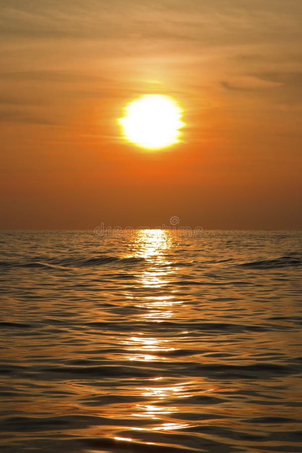 Coucher Du Soleil Sur La Mer Dans Le Format De Portrait Photo stock ...