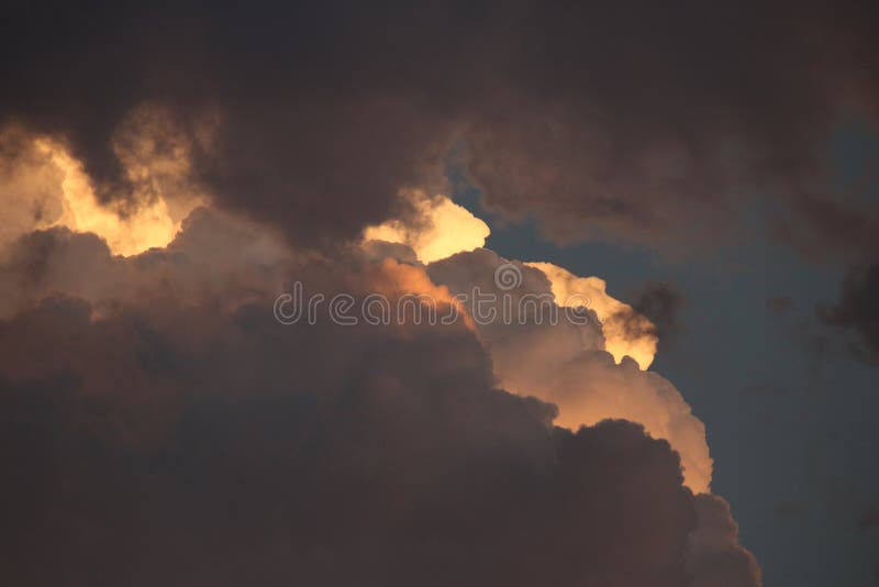 COUCHES DE NUAGE AVEC LA LUEUR D'or Image stock - Image du cieux ...