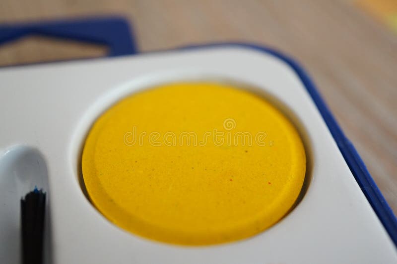 Couleur d'eau jaune photo stock. Image du jaune, couleur - 51871770