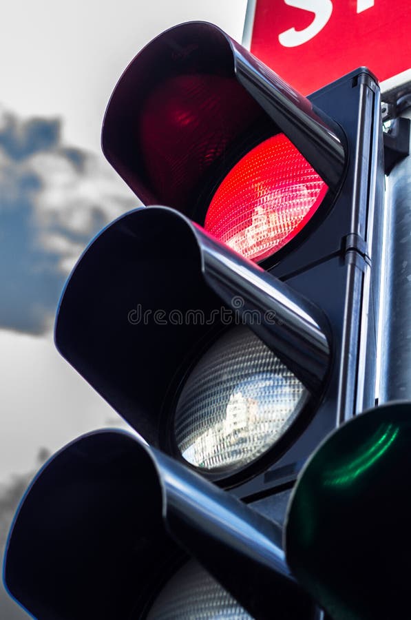 Couleur Rouge Sur Le Feu De Signalisation Photo stock - Image du croix ...