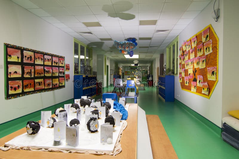 École Moderne Dans L'Ile De France Image stock éditorial - Image du ...