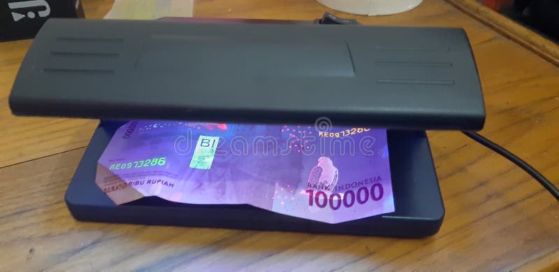 Counterfeit Money Detector and Scanner Stock Image - Image of money ...